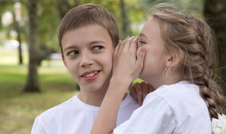 Le téléphone arabe : règle du jeu, origine, variantes et idées de phrase