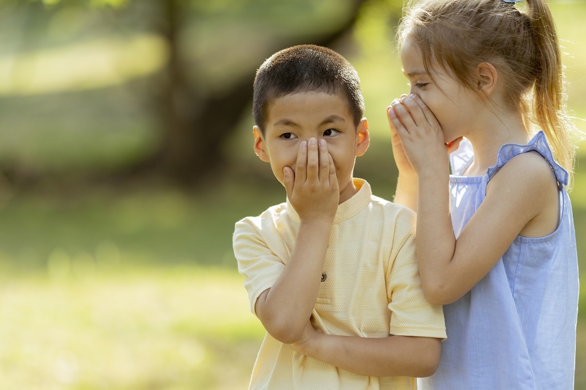 Le téléphone arabe : règle du jeu, origine, variantes et idées de phrase