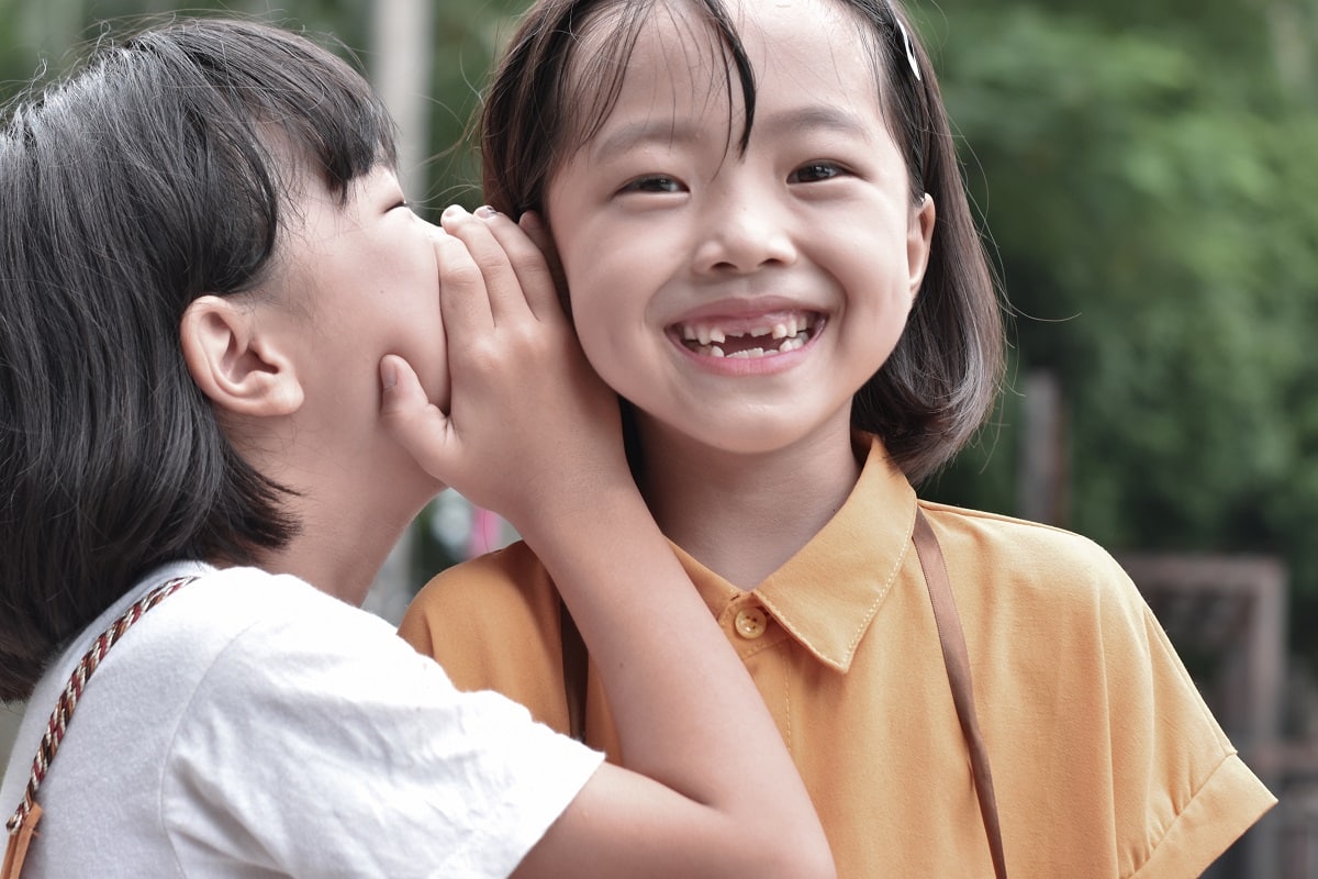 Le téléphone arabe : règle du jeu, origine, variantes et idées de phrase