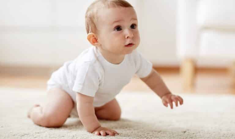 Jeux à quatre pattes pour les bébés