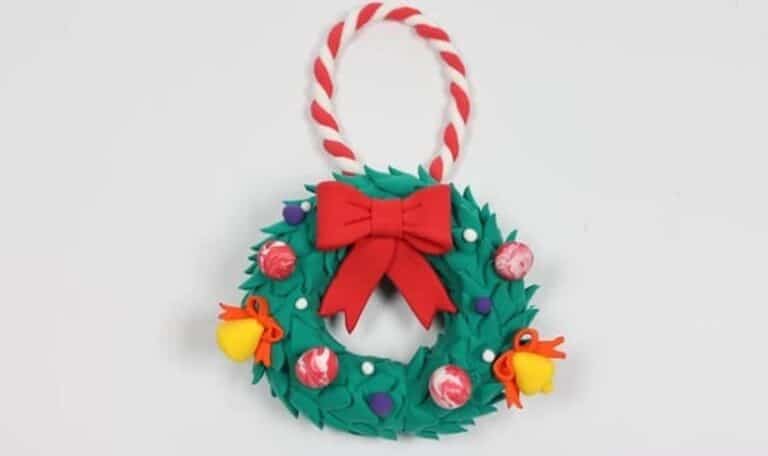 Couronne de Noël en pâte à modeler : tutoriel vidéo